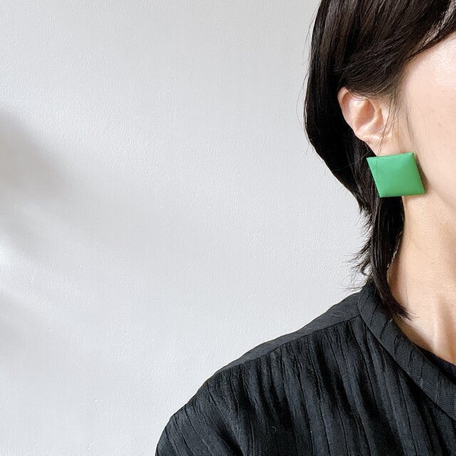 P619 -ヴィンテージピアス U.S.A. 1980s Matte green large metal square | iichi 日々の暮らしを心地よくするハンドメイドやアンティークの ...