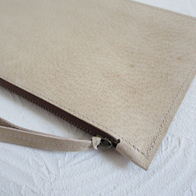 A6対応・フラットマルチケース《ピッグスキン》ライトベージュ・0296 | iichi 日々の暮らしを心地よくするハンドメイドやアンティークのマーケットプレイス