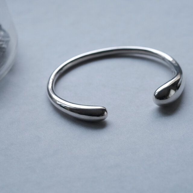ダブル ドロップ オープン バングル シルバー925 | iichi 日々の暮らしを心地よくするハンドメイドやアンティークのマーケットプレイス
