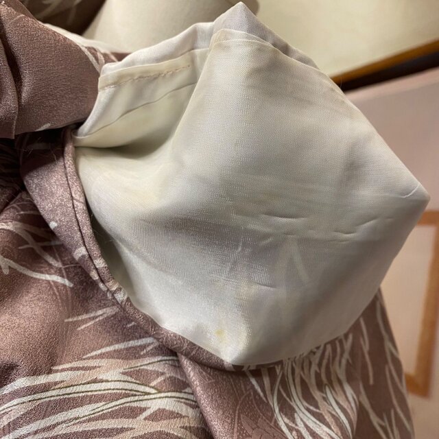 [訳あり]着物 リメイク ワンピース ドレス 洗える 化繊 和洋折衷 白の曲線模様は、まるで風がそよぐ波のよう KW-877 | iichi 日々の暮らしを心地よくするハンドメイドや ...