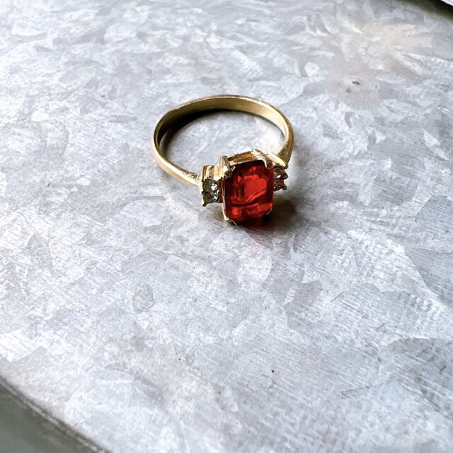 R386-ヴィンテージリング U.S.A. 1970〜80s Gold Tone Ruby Color Square Glass | iichi 日々の暮らしを心地よくするハンドメイドや ...