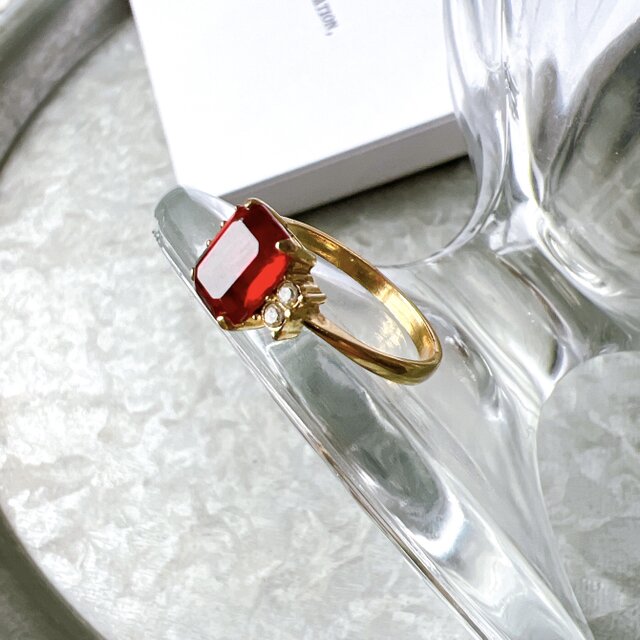 R386-ヴィンテージリング U.S.A. 1970〜80s Gold Tone Ruby Color Square Glass | iichi 日々の暮らしを心地よくするハンドメイドや ...