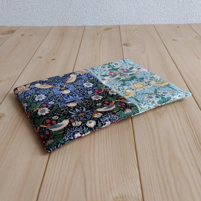 V&Aウィリアムモリス パッチワークの大きめ20cmのフラットポーチ 内ポケット いちご泥棒 赤 162 | iichi 日々の暮らしを心地よくするハンドメイドやアンティークのマーケットプレイス