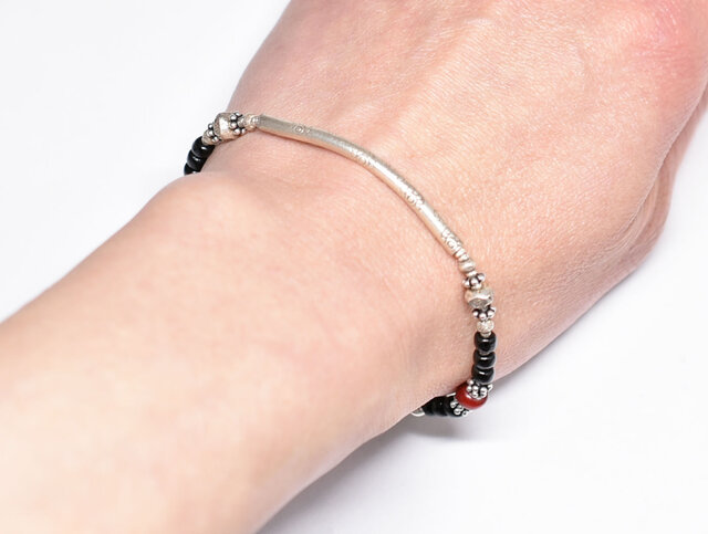 湾曲カレンシルバーと漆黒ビーズ、金赤ホワイトハーツの華奢なブレス | iichi 日々の暮らしを心地よくするハンドメイドやアンティークのマーケットプレイス