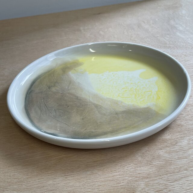 水彩 錆ブラウンイエローラウンドプレート21㎝ | iichi 日々の暮らしを心地よくするハンドメイドやアンティークのマーケットプレイス