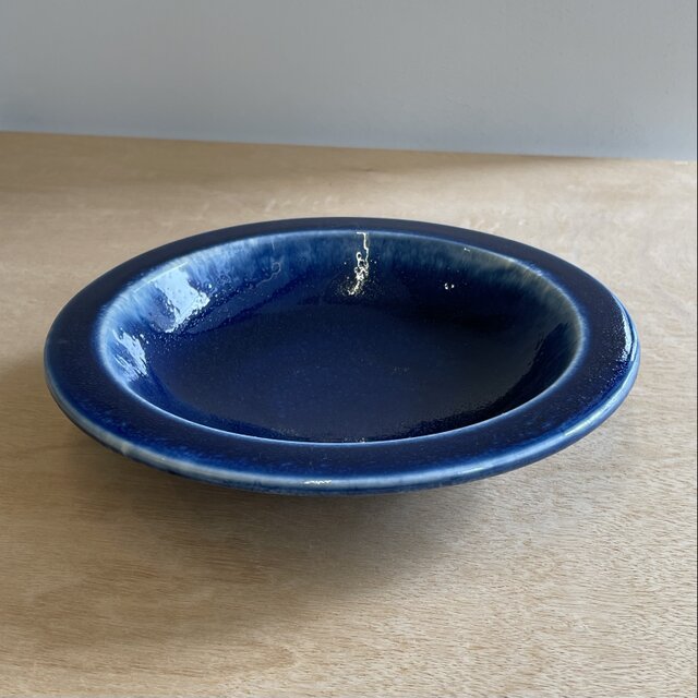 Flow ネイビー リムプレート19㎝ 深皿 | iichi 日々の暮らしを心地よくするハンドメイドやアンティークのマーケットプレイス