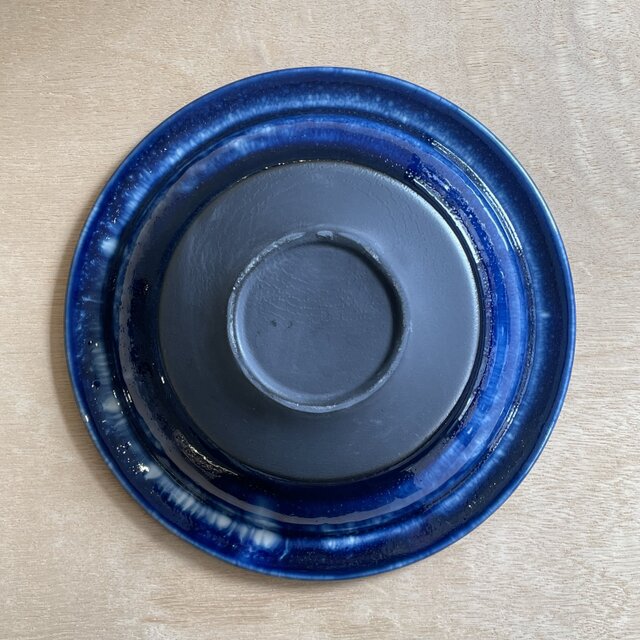 Flow ネイビー リムプレート19㎝ 深皿 | iichi 日々の暮らしを心地よくするハンドメイドやアンティークのマーケットプレイス