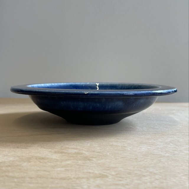 Flow ネイビー リムプレート19㎝ 深皿 | iichi 日々の暮らしを心地よくするハンドメイドやアンティークのマーケットプレイス