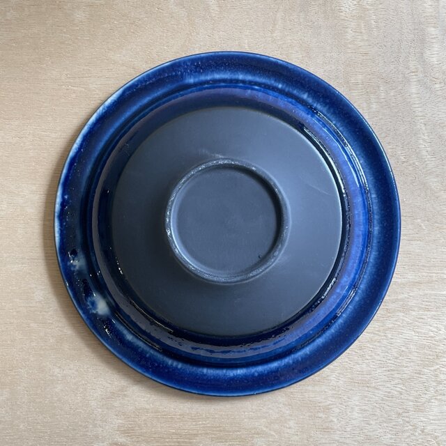 Flow ネイビー リムプレート19㎝ 深皿 | iichi 日々の暮らしを心地よくするハンドメイドやアンティークのマーケットプレイス