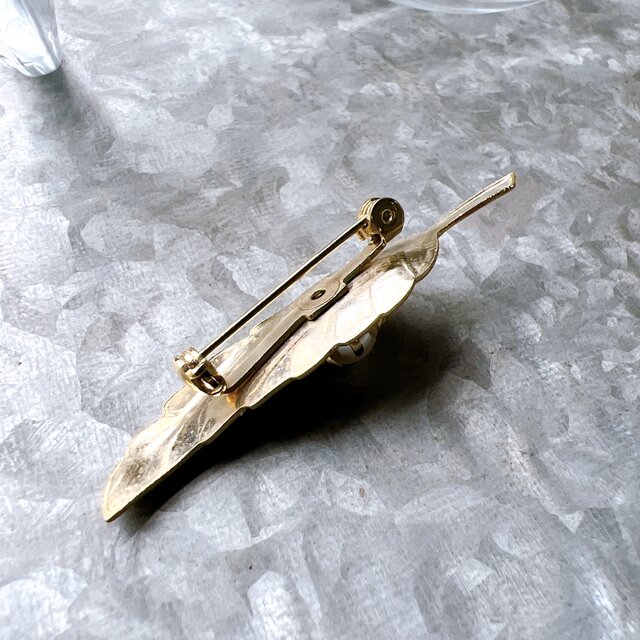 SC129-ヴィンテージブローチ U.S.A. 1970〜80s Gold Tone Faux Pearl Leaf | iichi 日々の暮らしを心地よくするハンドメイドやアンティークの ...