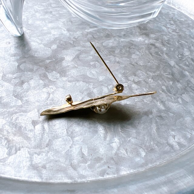 SC129-ヴィンテージブローチ U.S.A. 1970〜80s Gold Tone Faux Pearl Leaf | iichi 日々の暮らしを心地よくするハンドメイドやアンティークの ...