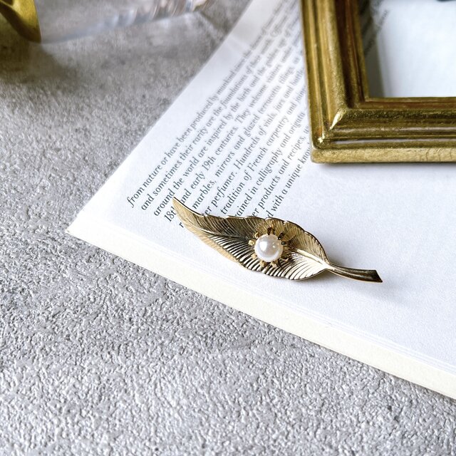 SC129-ヴィンテージブローチ U.S.A. 1970〜80s Gold Tone Faux Pearl Leaf | iichi 日々の暮らしを心地よくするハンドメイドやアンティークの ...