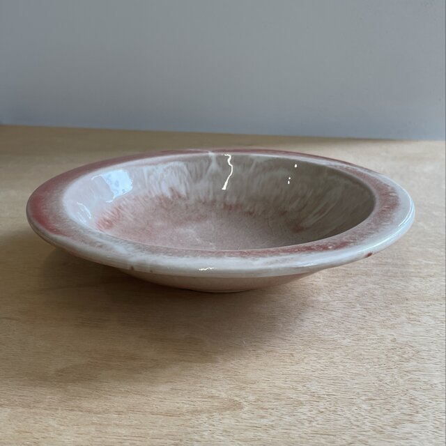 Flow レッド リムプレート19㎝ 深皿 | iichi 日々の暮らしを心地よくするハンドメイドやアンティークのマーケットプレイス