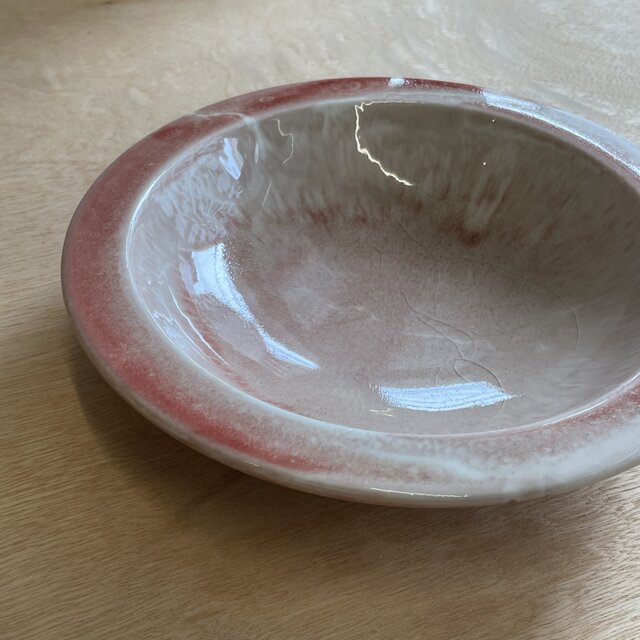Flow レッド リムプレート19㎝ 深皿 | iichi 日々の暮らしを心地よくするハンドメイドやアンティークのマーケットプレイス
