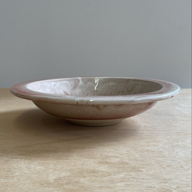 Flow レッド リムプレート19㎝ 深皿 | iichi 日々の暮らしを心地よくするハンドメイドやアンティークのマーケットプレイス