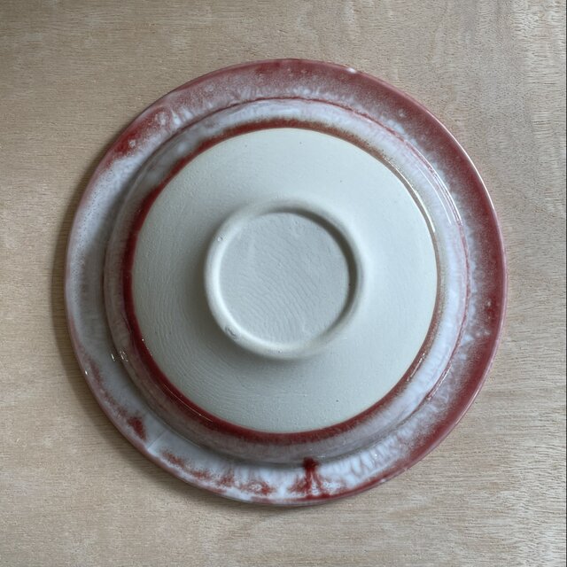 Flow レッド リムプレート19㎝ 深皿 | iichi 日々の暮らしを心地よくするハンドメイドやアンティークのマーケットプレイス