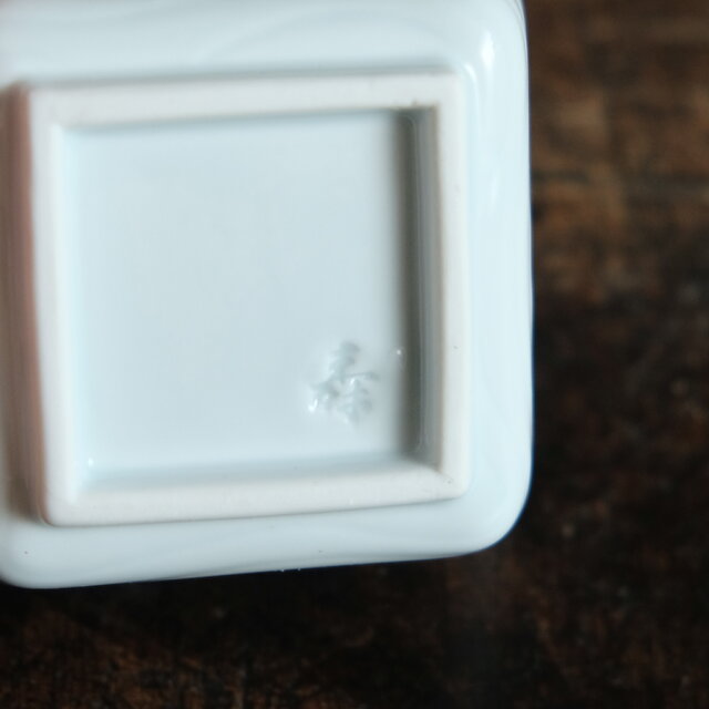 陽刻で素敵 可愛い花文様。有田焼 花文陽刻色絵小鉢 和食器 暮らしに 工芸品 現代品 | iichi 日々の暮らしを心地よくするハンドメイドやアンティークのマーケットプレイス