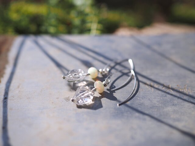 -Herkimar quartz・Opal- marquis fook pierce | iichi 日々の暮らしを心地よくするハンドメイドやアンティークのマーケットプレイス