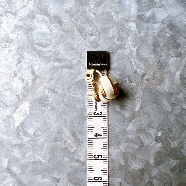 YM158-【 Monet 】モネ・ヴィンテージイヤリング Gold Tone White Enamel Knot | iichi 日々の暮らしを心地よくするハンドメイドやアンティークの ...