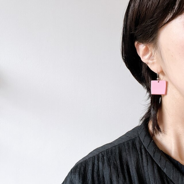 P621- ヴィンテージピアス U.S.A. 1980s Pink Enamel Paint Square | iichi 日々の暮らしを心地よくするハンドメイドやアンティークのマーケットプレイス