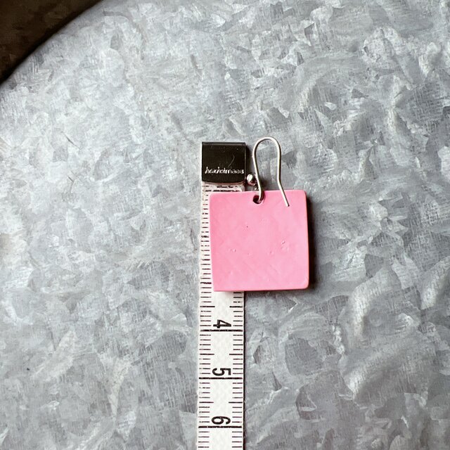 P621- ヴィンテージピアス U.S.A. 1980s Pink Enamel Paint Square | iichi 日々の暮らしを心地よくするハンドメイドやアンティークのマーケットプレイス
