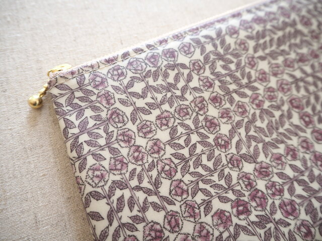 ラミネートラウンドポーチ 「Sleeping rose」パープル | iichi 日々の暮らしを心地よくするハンドメイドやアンティークのマーケットプレイス