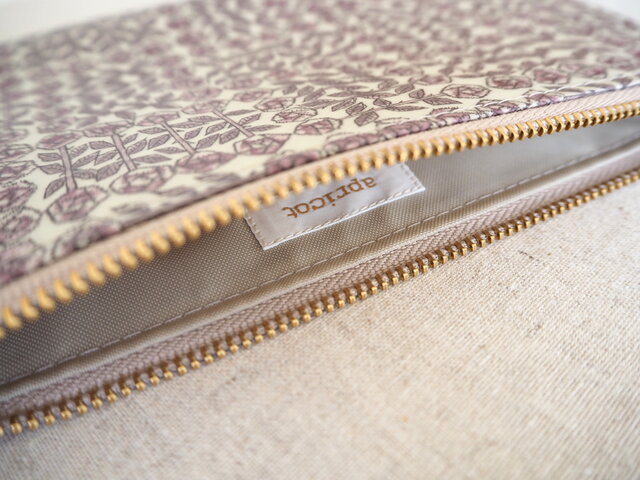 ラミネートラウンドポーチ 「Sleeping rose」パープル | iichi 日々の暮らしを心地よくするハンドメイドやアンティークのマーケットプレイス