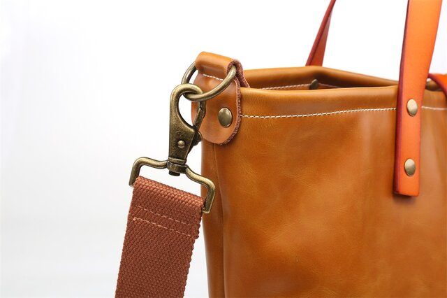 D02 ハンドメイド! 大容量 上質ヌメ革のレザートートバッグ! 牛床革 栃木レザー 2WAY ショルダーバッグ キャメル | iichi 日々の暮らしを心地よくするハンドメイドやアンティーク ...