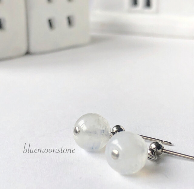 数量限定♡AAAAブルームーンストーン8㎜玉ピアス チタン | iichi 日々の暮らしを心地よくするハンドメイドやアンティークのマーケットプレイス