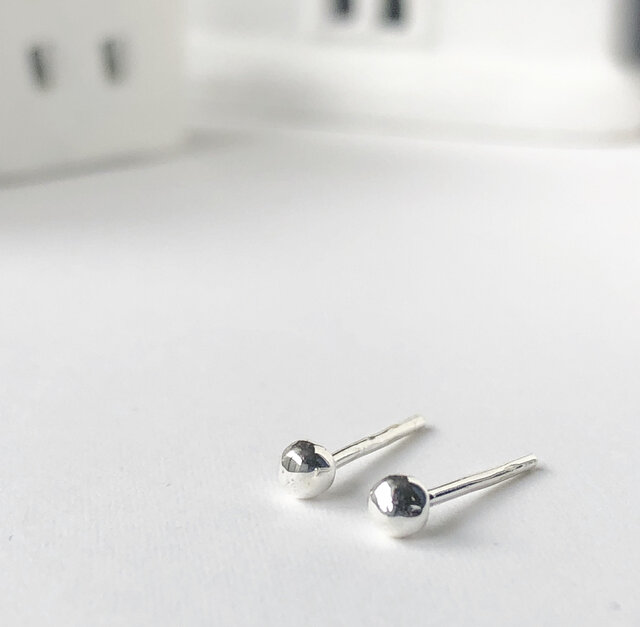 純銀sv1000♡ボールピアス 金属アレルギーの方も | iichi 日々の暮らしを心地よくするハンドメイドやアンティークのマーケットプレイス