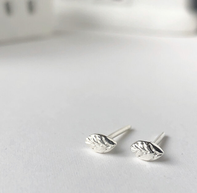 純銀sv1000♡プチピアス 金属アレルギーの方も | iichi 日々の暮らしを心地よくするハンドメイドやアンティークのマーケットプレイス