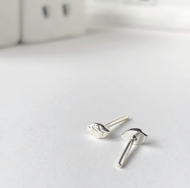 純銀sv1000♡プチピアス 金属アレルギーの方も | iichi 日々の暮らしを心地よくするハンドメイドやアンティークのマーケットプレイス