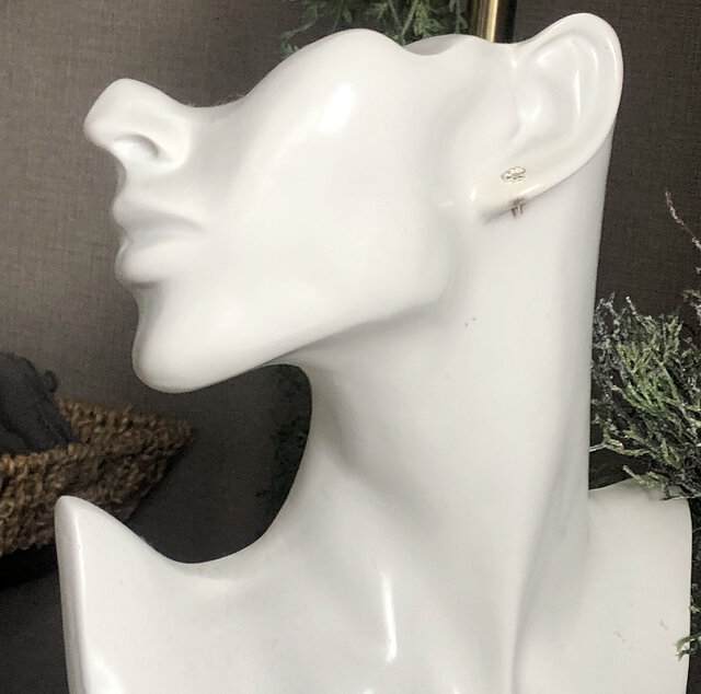 純銀sv1000♡プチピアス 金属アレルギーの方も | iichi 日々の暮らしを心地よくするハンドメイドやアンティークのマーケットプレイス