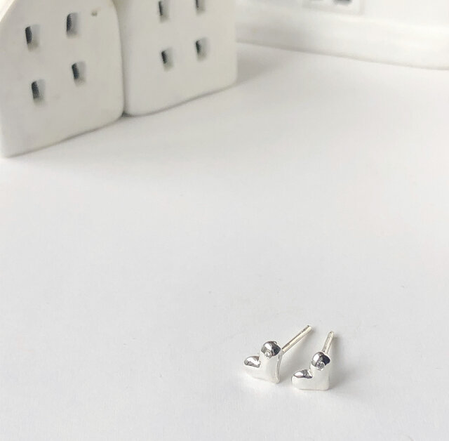 純銀sv1000♡プチピアス 金属アレルギーの方も | iichi 日々の暮らしを心地よくするハンドメイドやアンティークのマーケットプレイス