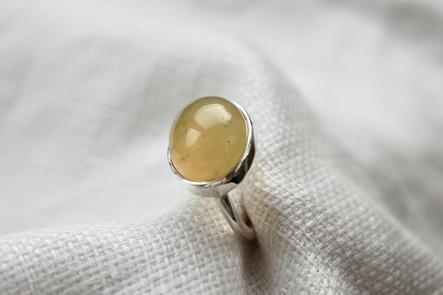 [不思議の国の玉子yellow opal]ring | iichi 日々の暮らしを心地よくするハンドメイドやアンティークのマーケットプレイス