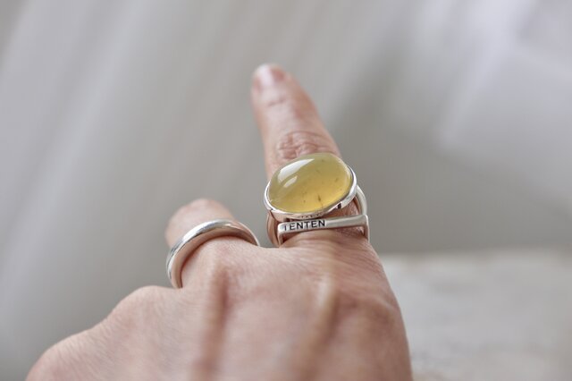 [不思議の国の玉子yellow opal]ring | iichi 日々の暮らしを心地よくするハンドメイドやアンティークのマーケットプレイス