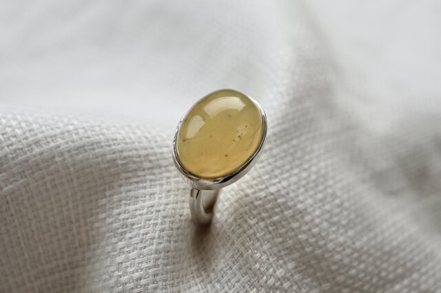 [不思議の国の玉子yellow opal]ring | iichi 日々の暮らしを心地よくするハンドメイドやアンティークのマーケットプレイス
