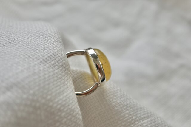 [不思議の国の玉子yellow opal]ring | iichi 日々の暮らしを心地よくするハンドメイドやアンティークのマーケットプレイス