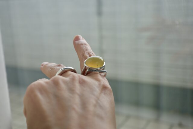 [不思議の国の玉子yellow opal]ring | iichi 日々の暮らしを心地よくするハンドメイドやアンティークのマーケットプレイス