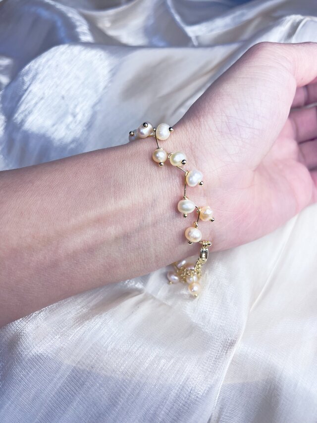 揺れる淡水パールブレスレット｜上品な輝きを手元に | iichi 日々の暮らしを心地よくするハンドメイドやアンティークのマーケットプレイス
