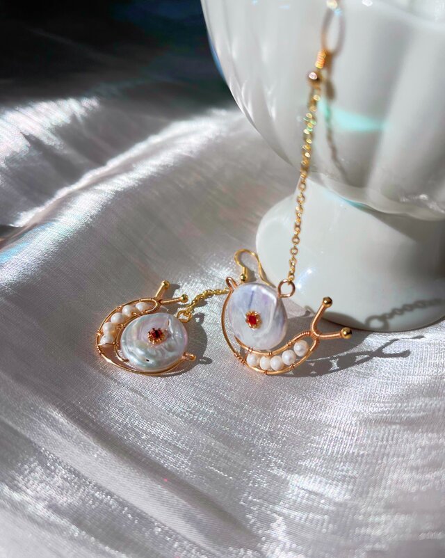 バロックパールのカタツムリピアス | 14K金ワイヤーアート | 遊び心とエレガンス | iichi 日々の暮らしを心地よくするハンドメイドやアンティークのマーケットプレイス