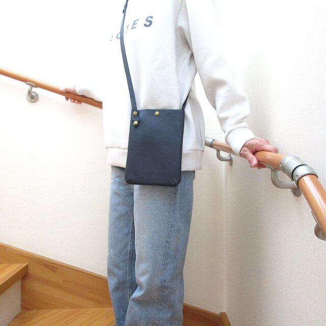《牛革》2WAY～スリムサコッシュ・型押しシュリンク・ネイビー・0155 | iichi 日々の暮らしを心地よくするハンドメイドやアンティークのマーケットプレイス