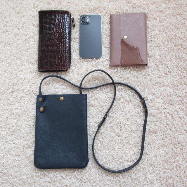 《牛革》2WAY～スリムサコッシュ・型押しシュリンク・ネイビー・0155 | iichi 日々の暮らしを心地よくするハンドメイドやアンティークのマーケットプレイス