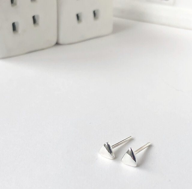 純銀sv1000♡プチピアス 金属アレルギーの方も | iichi 日々の暮らしを心地よくするハンドメイドやアンティークのマーケットプレイス