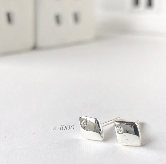 純銀sv1000♡プチピアス 金属アレルギーの方も | iichi 日々の暮らしを心地よくするハンドメイドやアンティークのマーケットプレイス