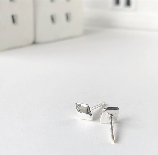 純銀sv1000♡プチピアス 金属アレルギーの方も | iichi 日々の暮らしを心地よくするハンドメイドやアンティークのマーケットプレイス