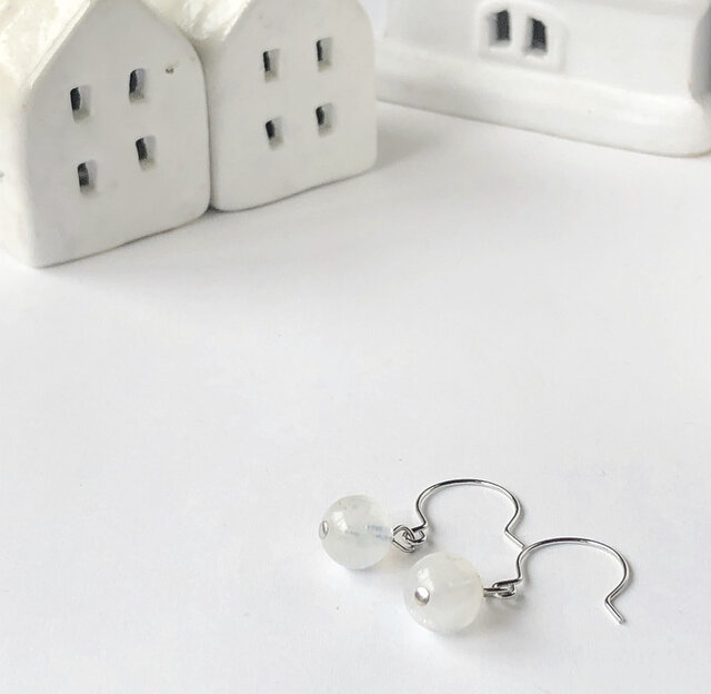 数量限定♡ゆれる ︎AAAAブルームーンストーン8㎜玉ピアス ニッケルフリー | iichi 日々の暮らしを心地よくするハンドメイドやアンティークのマーケットプレイス