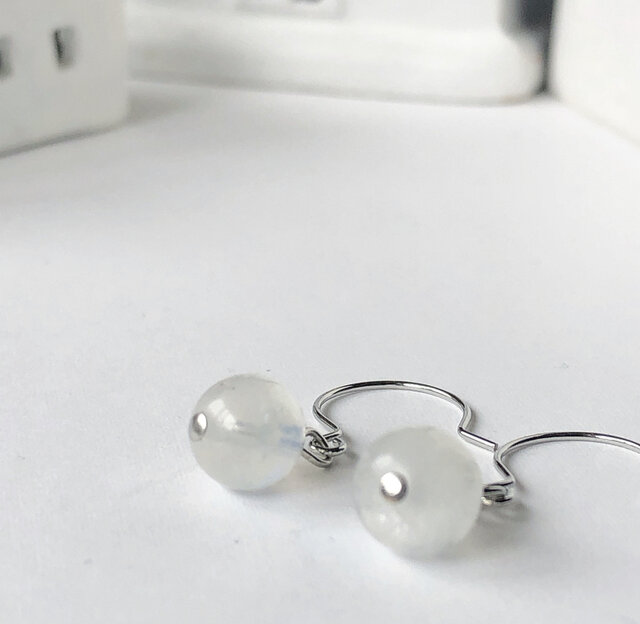 数量限定♡ゆれる ︎AAAAブルームーンストーン8㎜玉ピアス ニッケルフリー | iichi 日々の暮らしを心地よくするハンドメイドやアンティークのマーケットプレイス