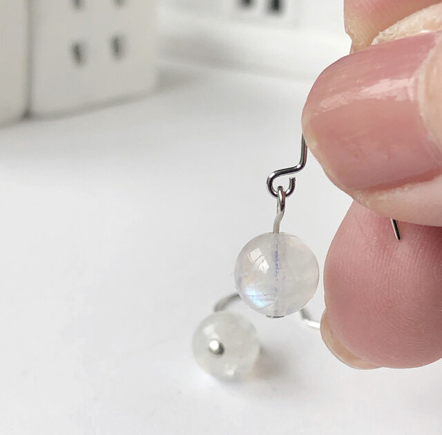 数量限定♡ゆれる ︎AAAAブルームーンストーン8㎜玉ピアス ニッケルフリー | iichi 日々の暮らしを心地よくするハンドメイドやアンティークのマーケットプレイス