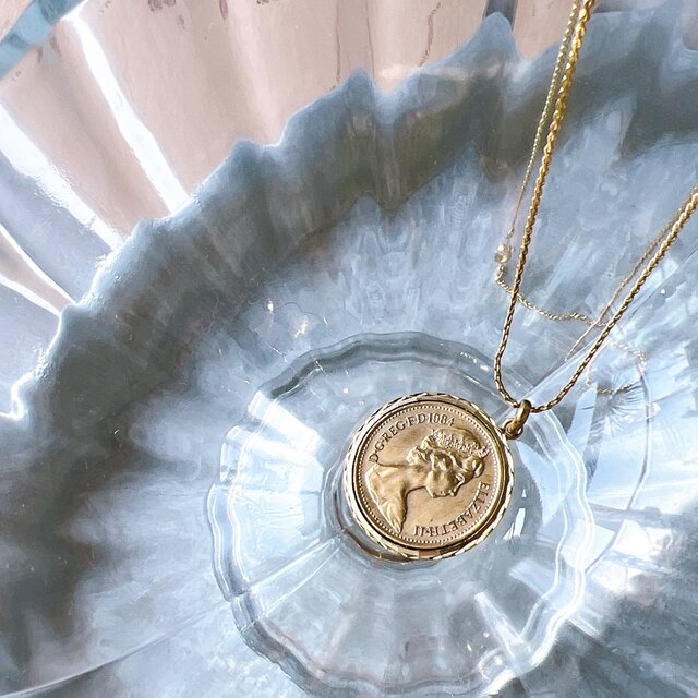 N273-ヴィンテージネックレス U.S.A. 1984 Gold Tone Elizabeth II Coin Charm | iichi 日々の暮らしを心地よくするハンドメイドや ...
